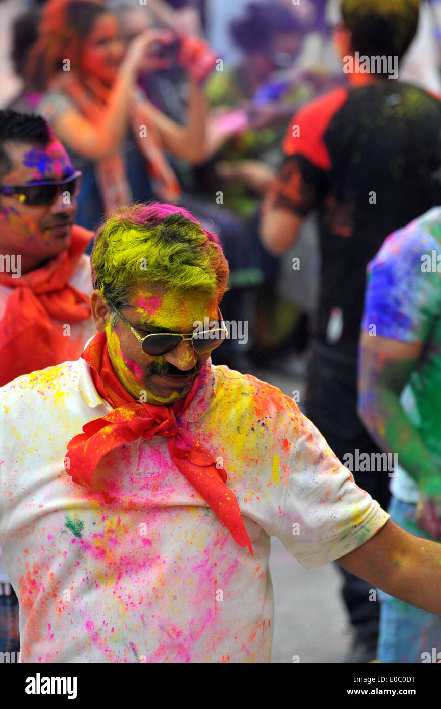 Canadians participate in the annual Spring Holi Festival by throwing ...
