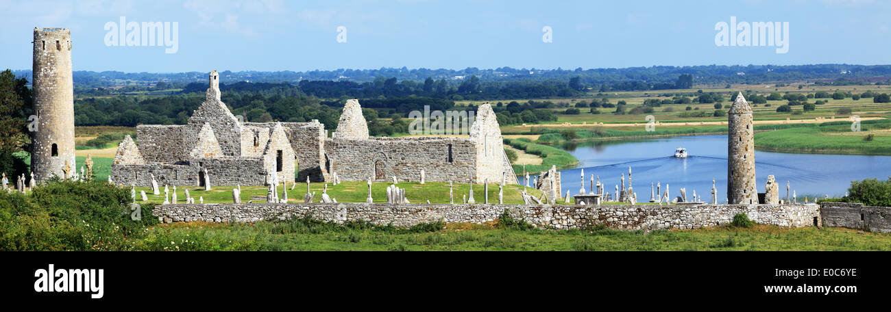 Ireland clonmacnoise cemetery hi-res stock photography and images - Alamy