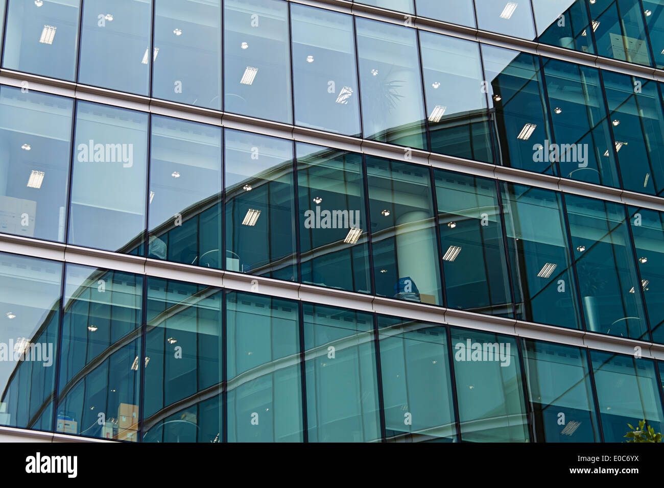 The modern facade of an office house London, England, Die moderne ...