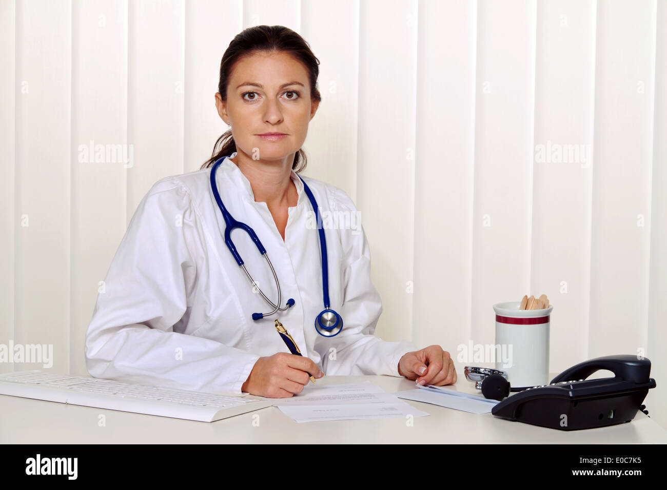 Doctors practise hi-res stock photography and images - Alamy