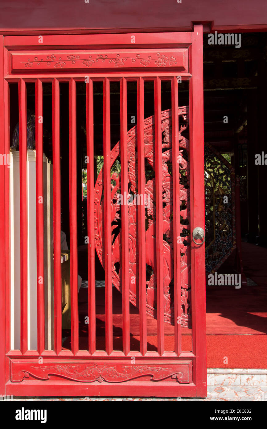 Traditional chinese door design door hi-res stock photography and ...