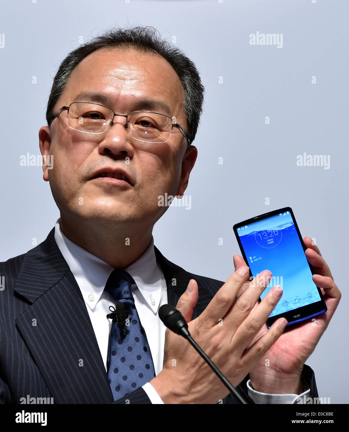 Tokyo, Japan. 8th May, 2014. President Koji Tanaka of KDDI introduces isai FL, its new ...