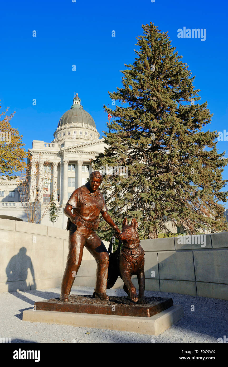 Statues in front building hi-res stock photography and images - Alamy
