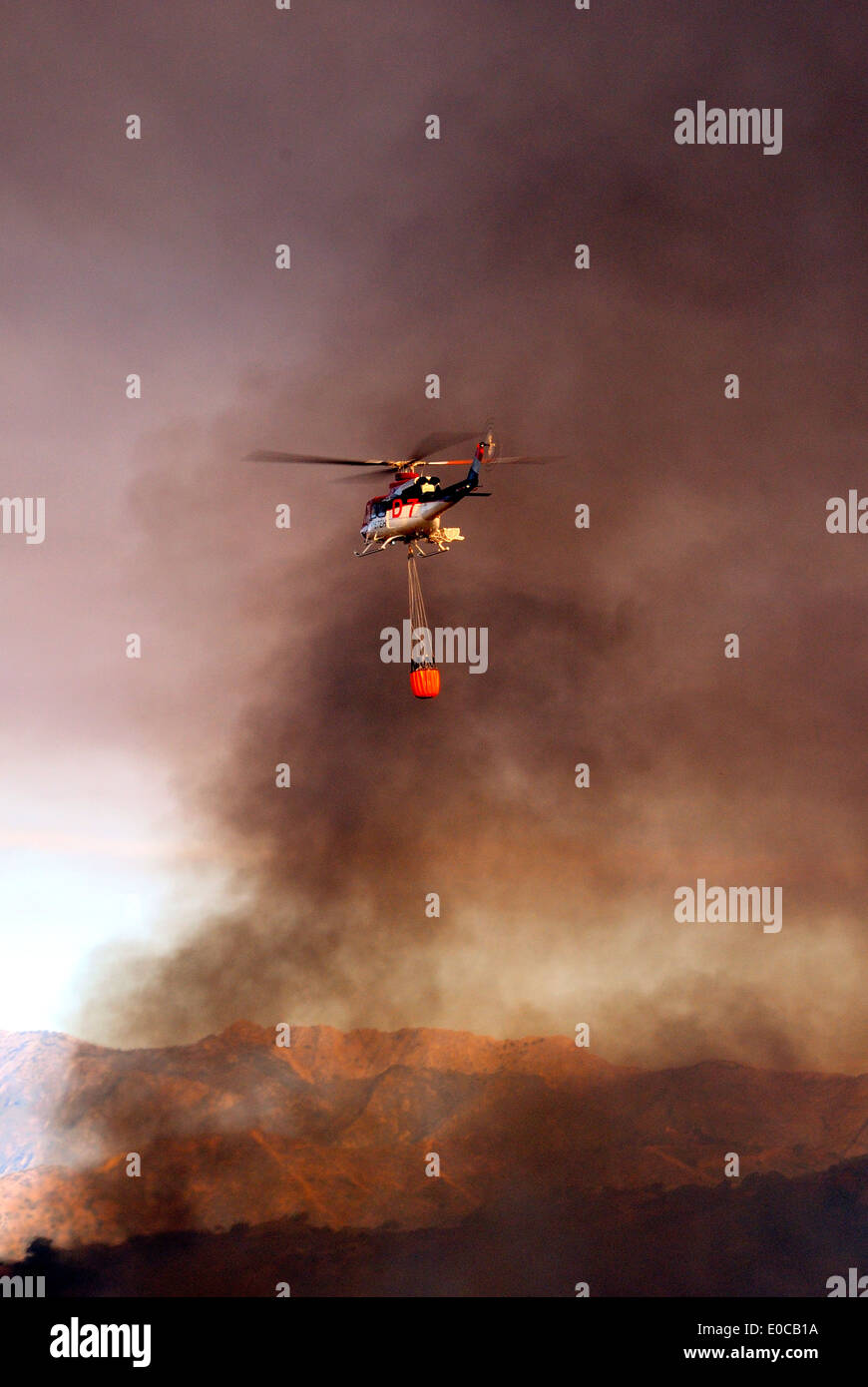 Helicopter fire fighting hi-res stock photography and images - Alamy