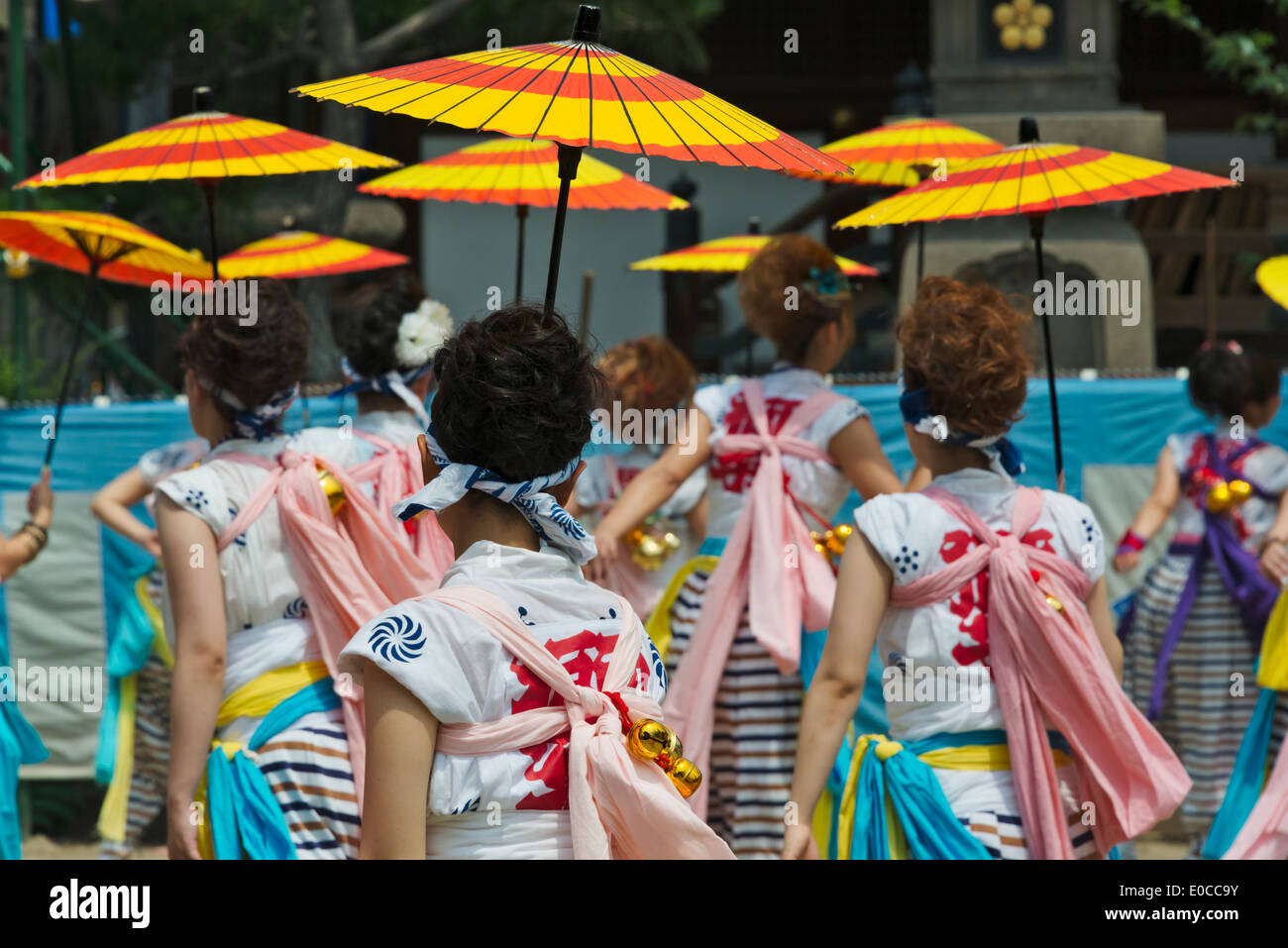 Kasa-odori (umbrella dance) celebrating Tenji Matsuri Festival, Osaka ...