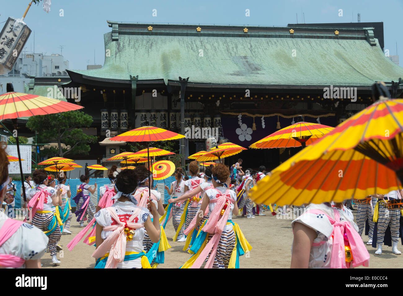 Kasa-odori (umbrella dance) celebrating Tenji Matsuri Festival, Osaka ...