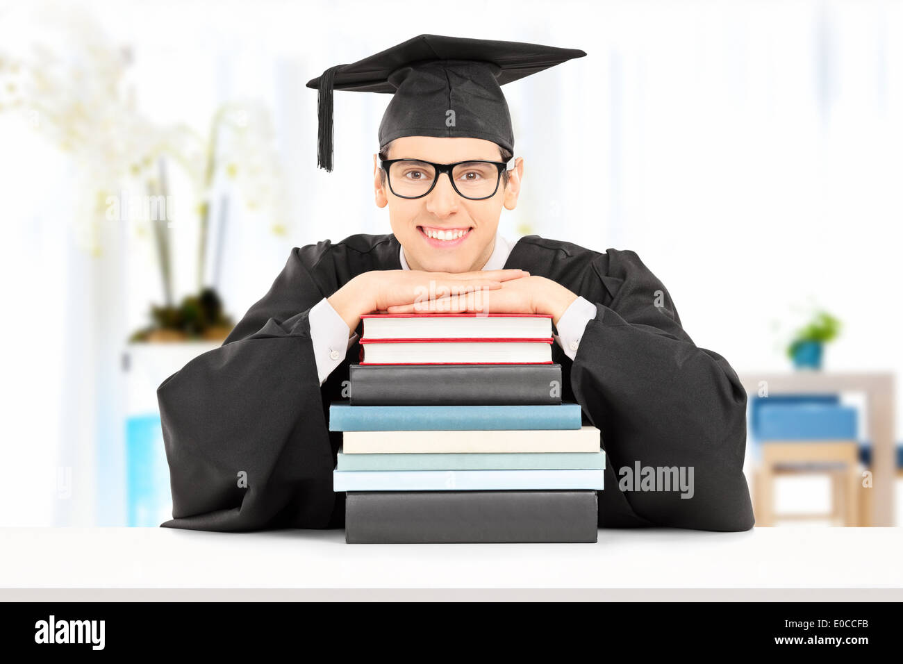Graduation cap on a stack of books hi-res stock photography and images ...