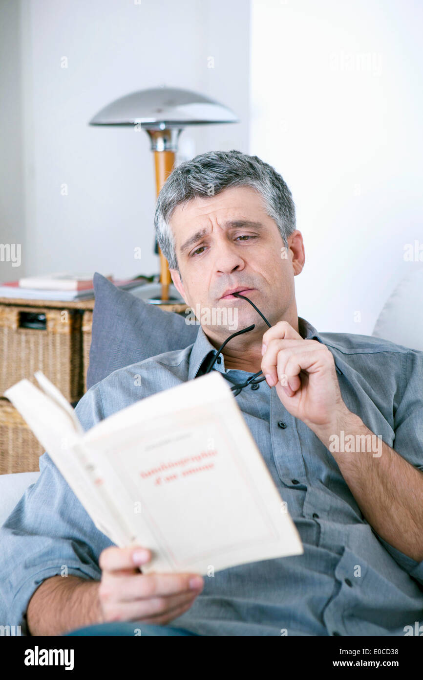 Old man reading with glasses hi-res stock photography and images - Alamy