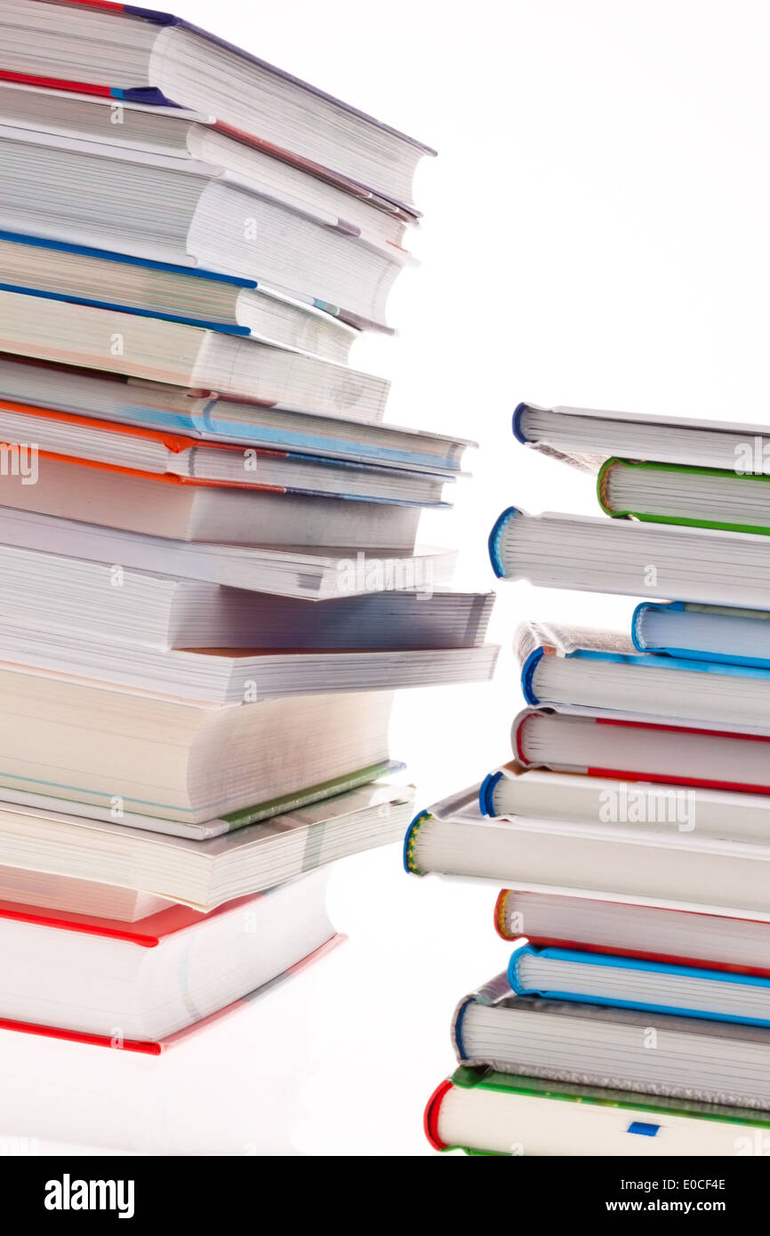 Stapel von buechern freigestellt und isoliert vor weissem hintergrund ...