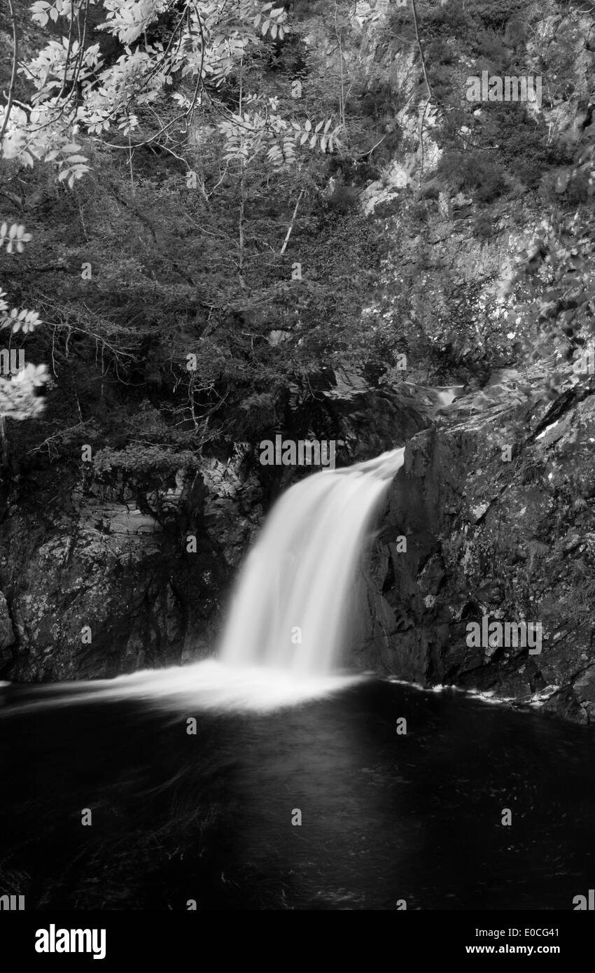 Cascading waterfall black and white hi-res stock photography and images ...