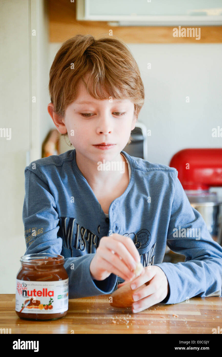 Children snacking hi-res stock photography and images - Alamy