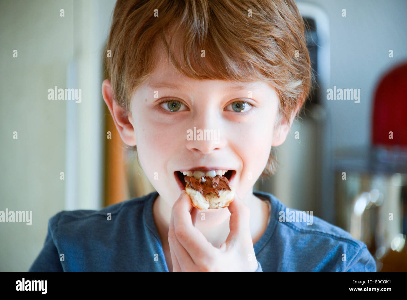 Snacking child hi-res stock photography and images - Alamy