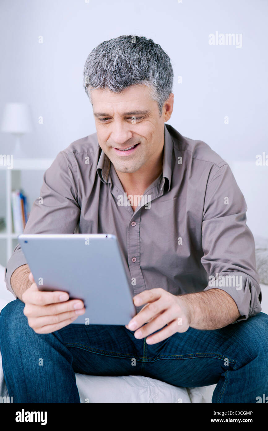 Man see tablet hi-res stock photography and images - Alamy