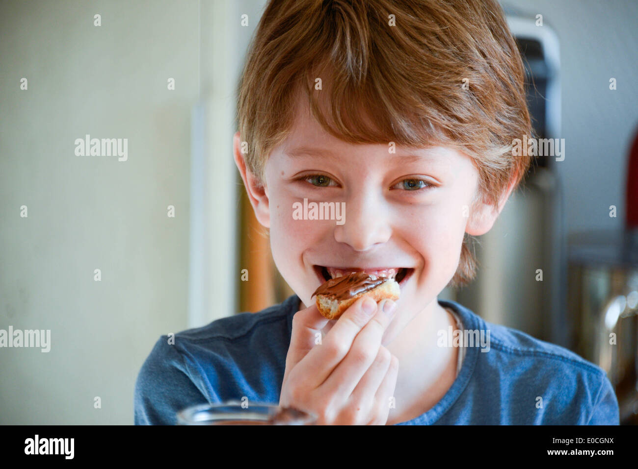 Children snacking hi-res stock photography and images - Alamy
