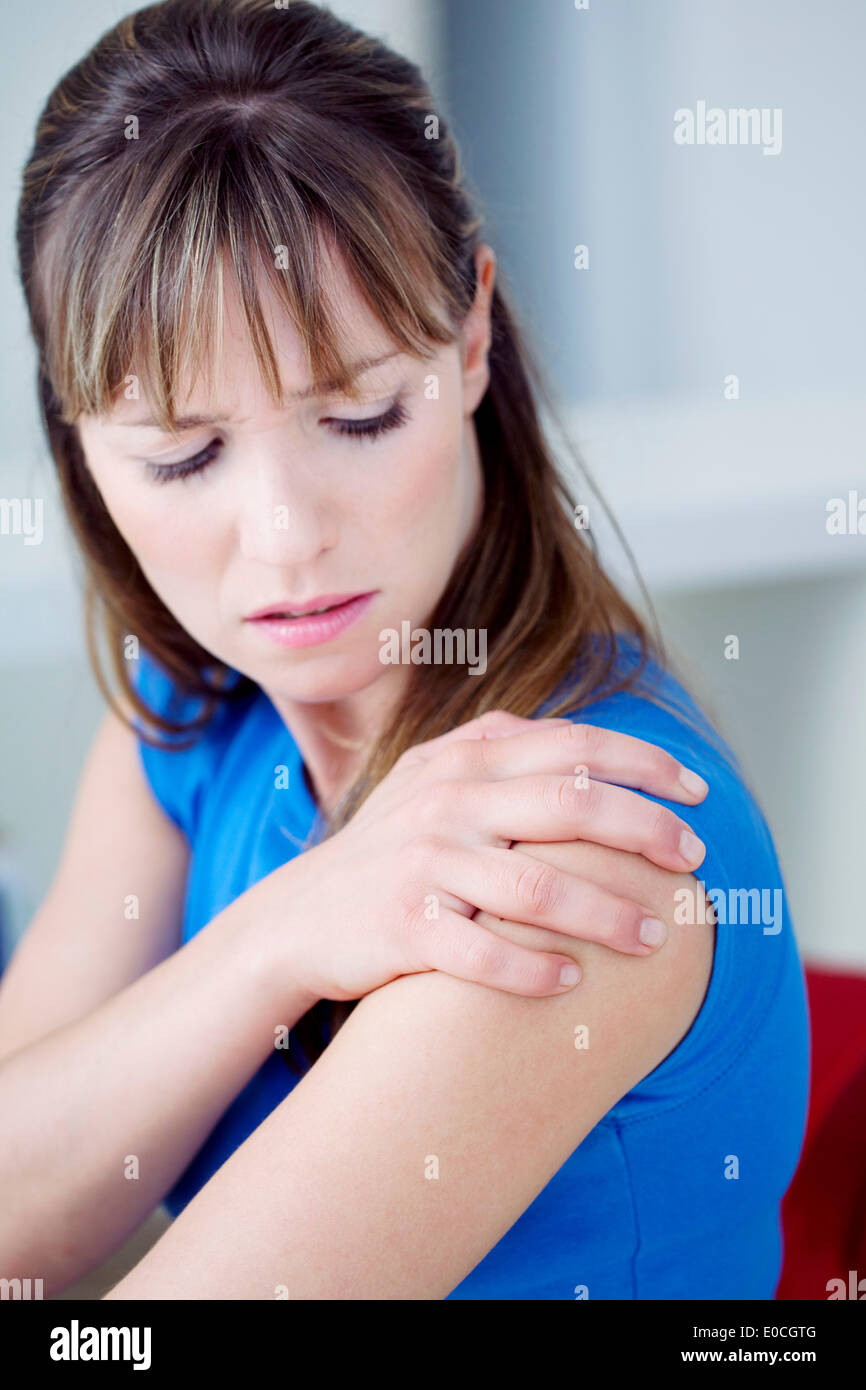 Pain shoulder woman hi-res stock photography and images - Alamy