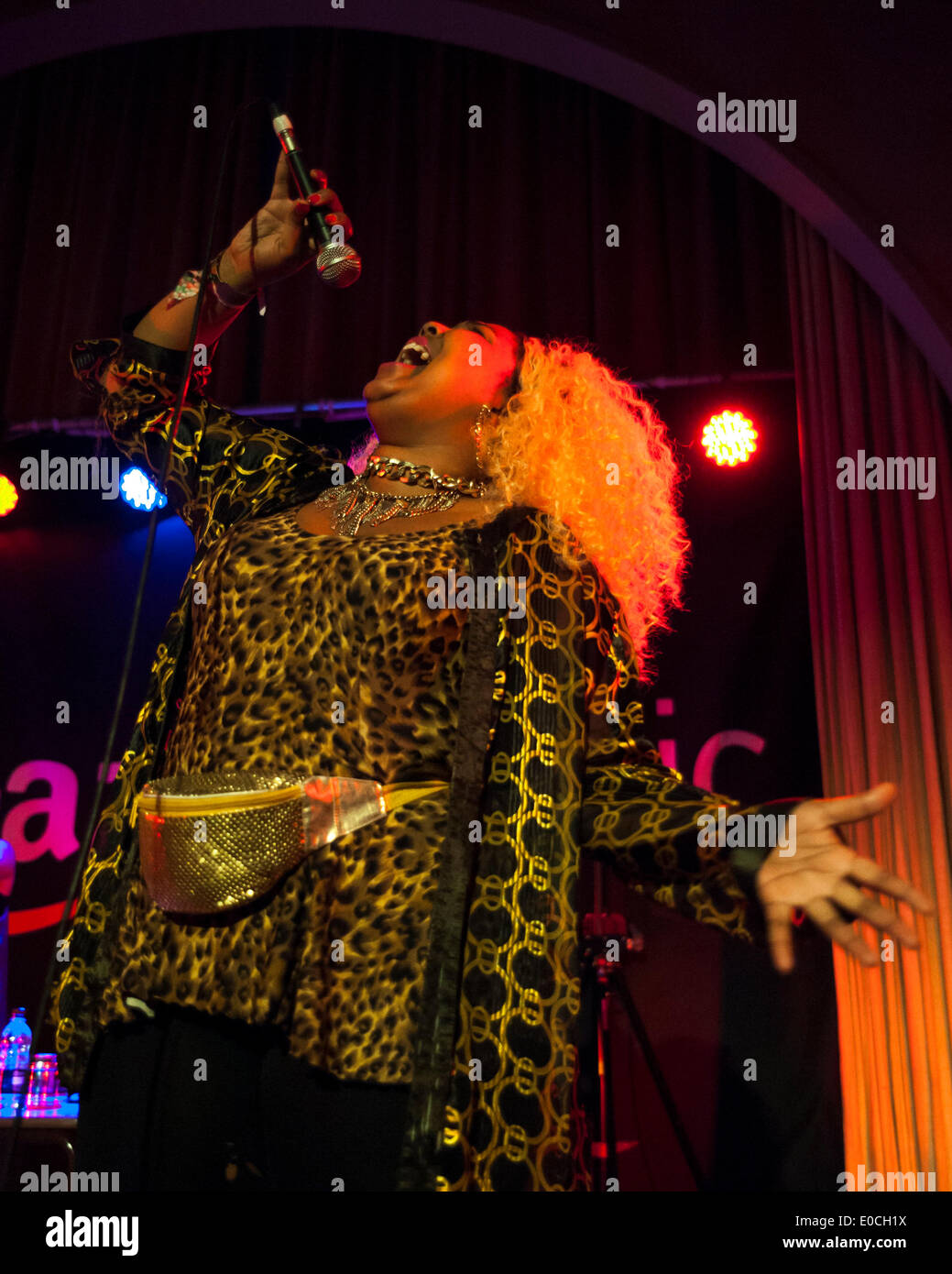 Lizzo singing on stage hi-res stock photography and images - Alamy