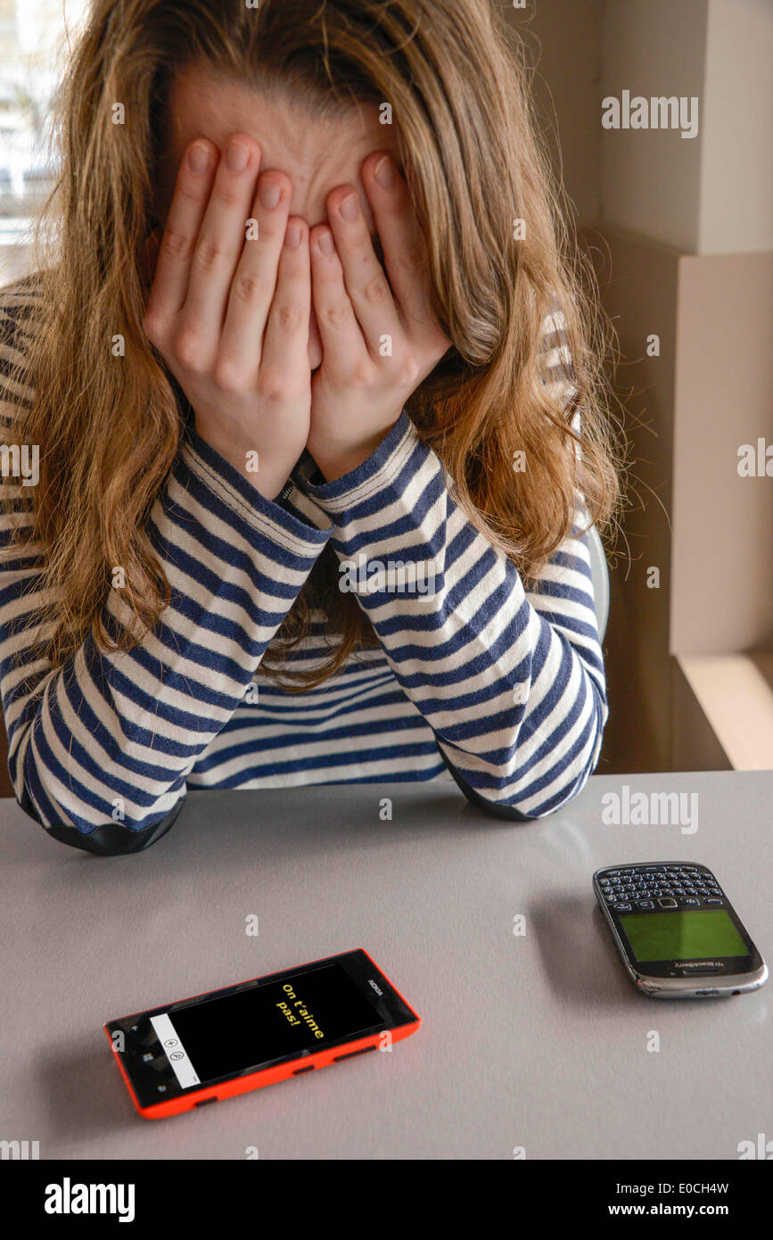 Teenage girl phone crying hi-res stock photography and images - Alamy