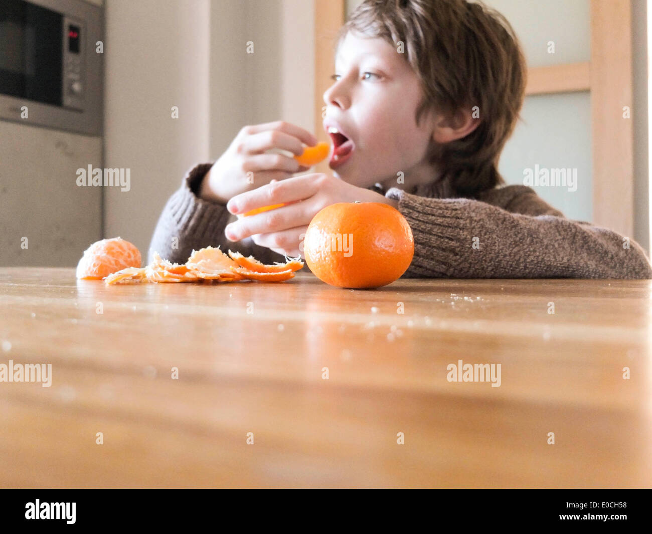 Child eating an orange hi-res stock photography and images - Alamy
