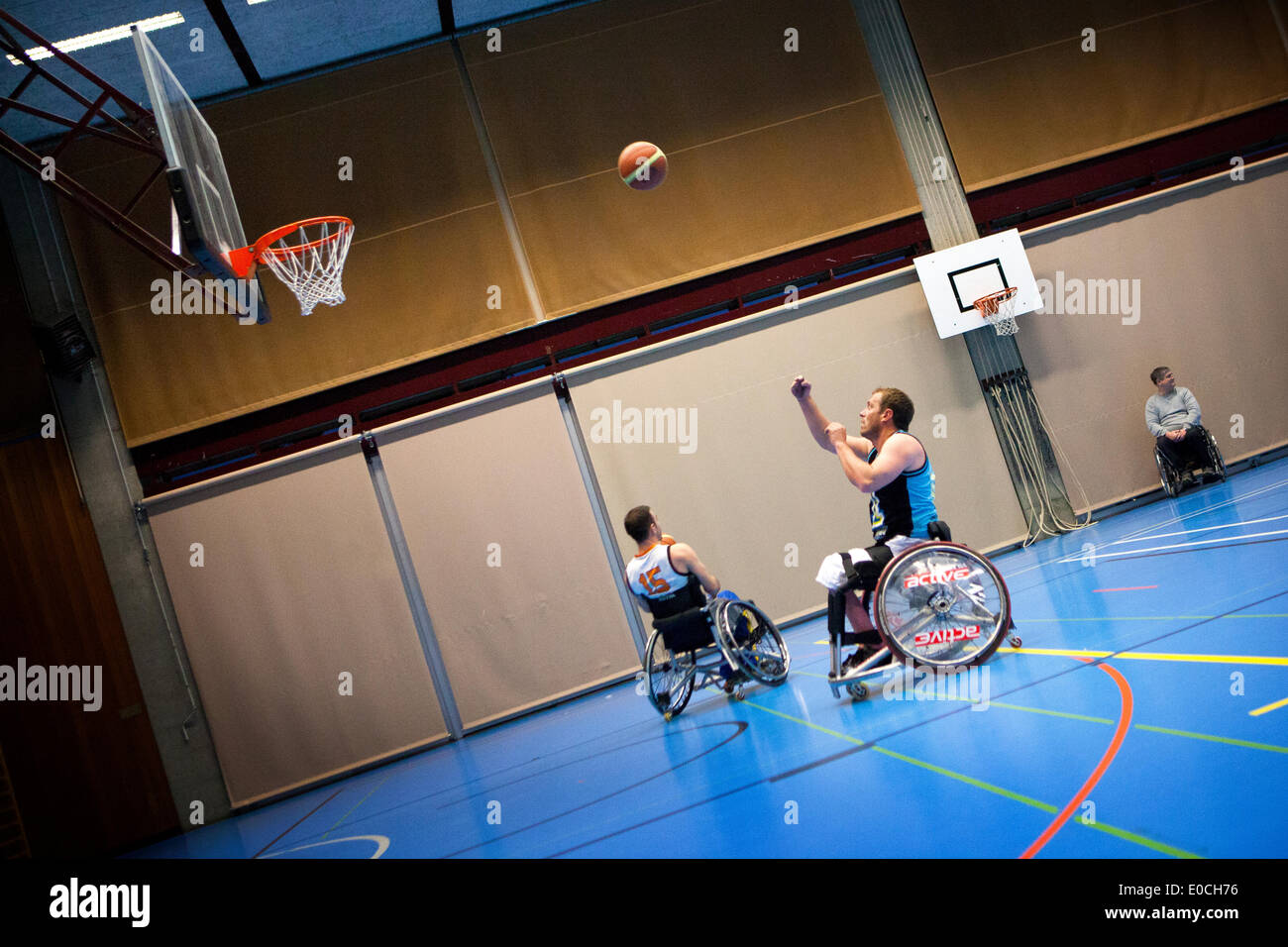 Physically disabled people sport hi-res stock photography and images ...