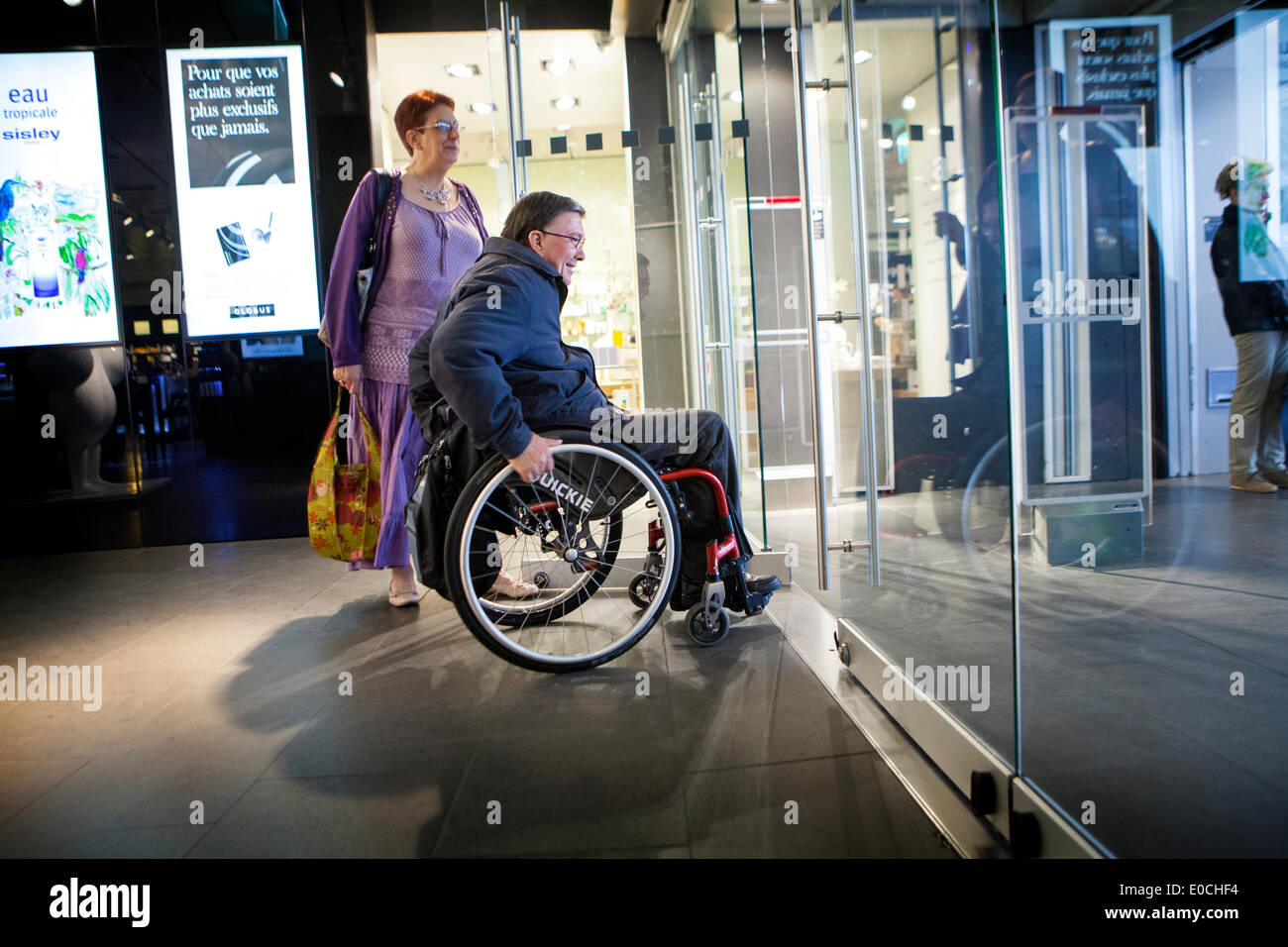 Elderly disabled couple hi-res stock photography and images - Alamy