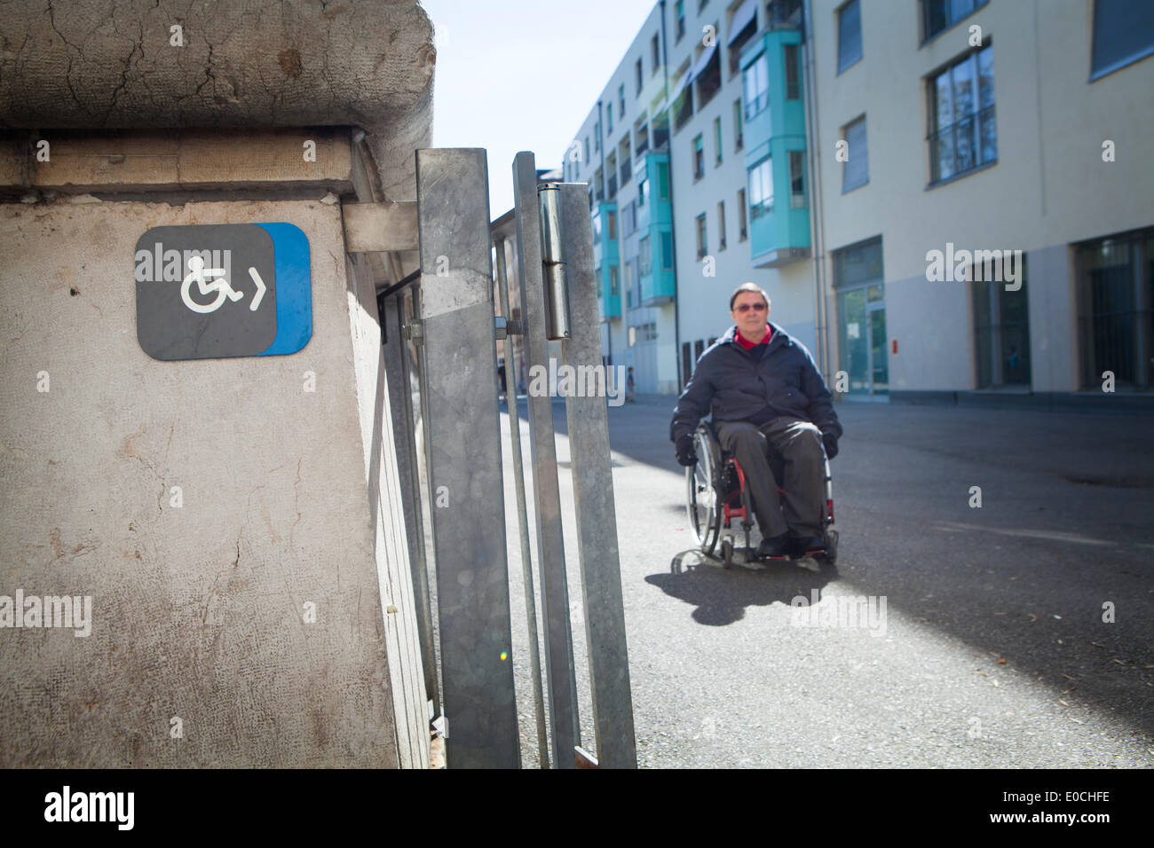 Disabled signage hi-res stock photography and images - Alamy