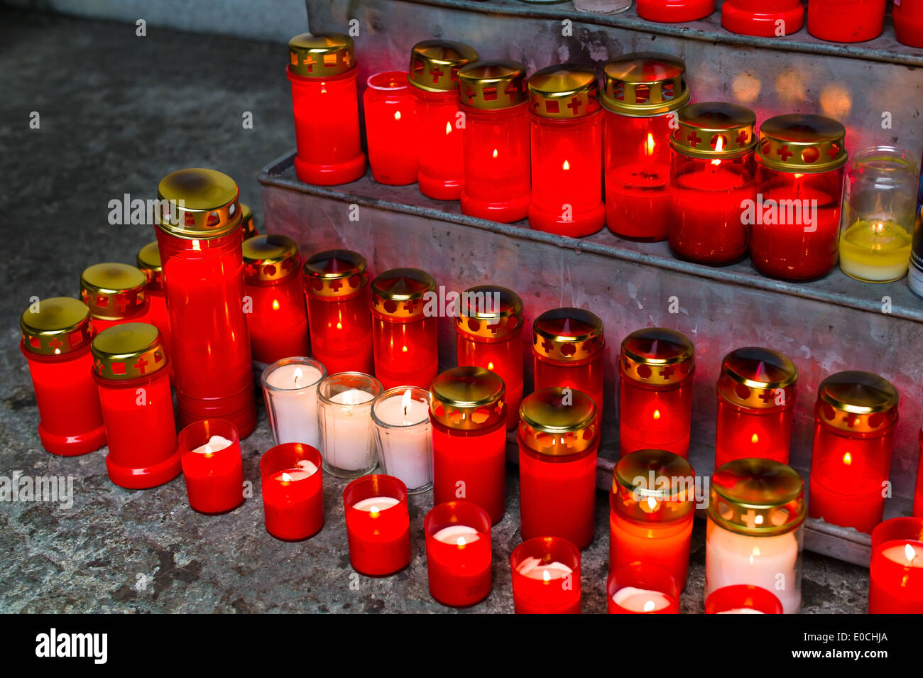 Many grave lights to All Saints' Day shine on a cemetery, Viele ...