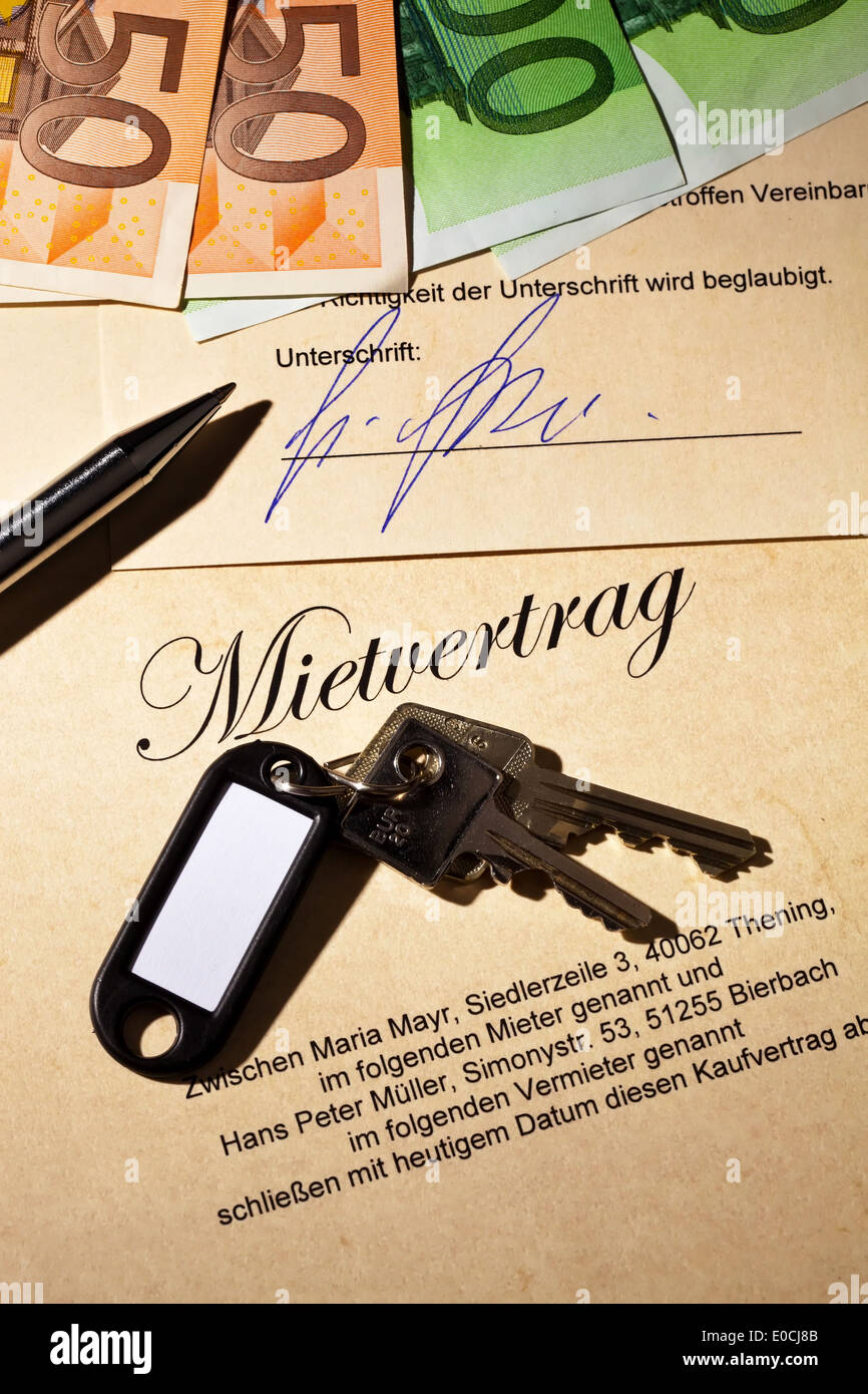 The key of a flat and a hire contract into German Stock Photo - Alamy