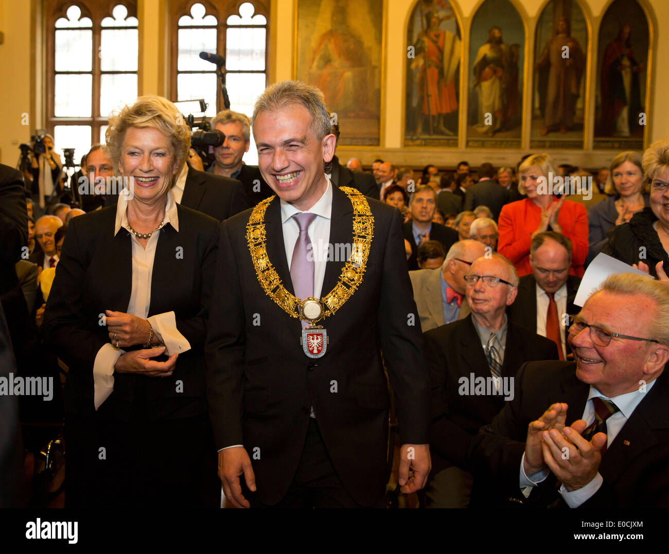 Former Mayor of Frankfurt Petra Roth (L) and current Mayor Peter ...