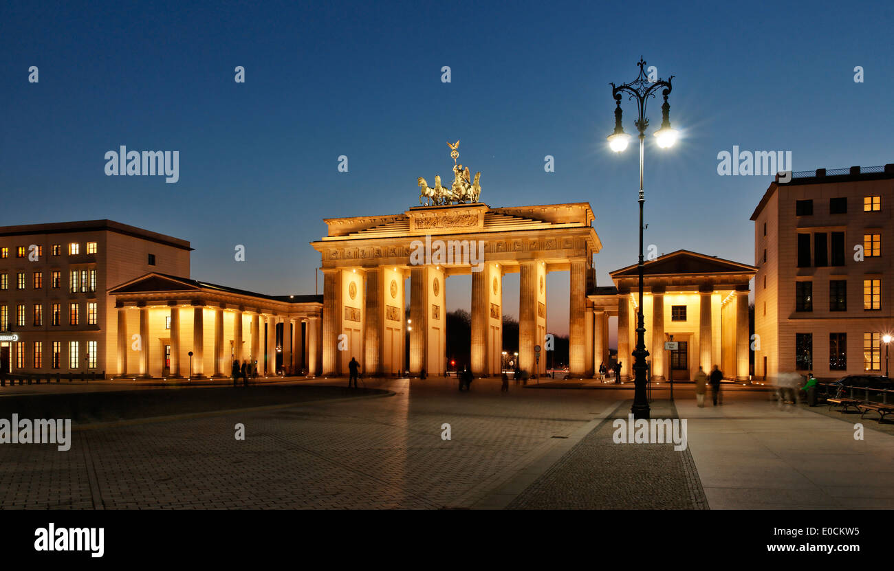 View of the illuminated brandenburg gate brandenburger tor in berlin hi-res stock photography ...