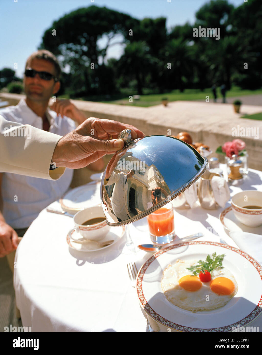 Guest having breakfast at the Bellini terrace, Hotel du Cap-Eden-Roc ...