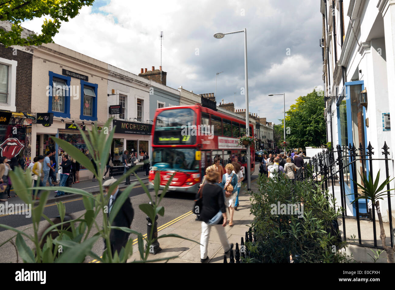 Bus shoppers on pembridge road hi-res stock photography and images - Alamy