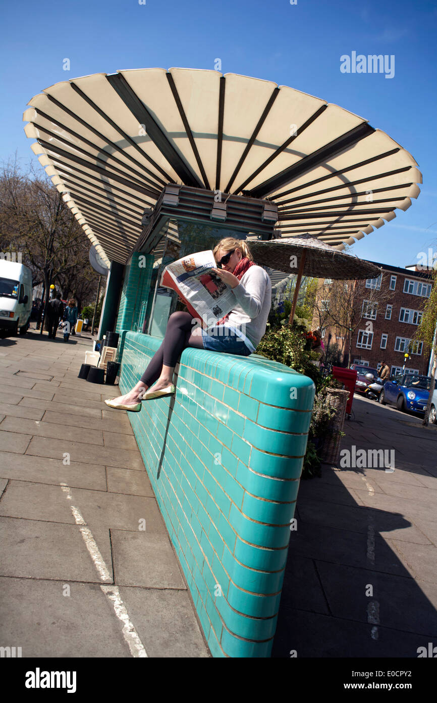 People reading newspaper historical hi-res stock photography and images ...
