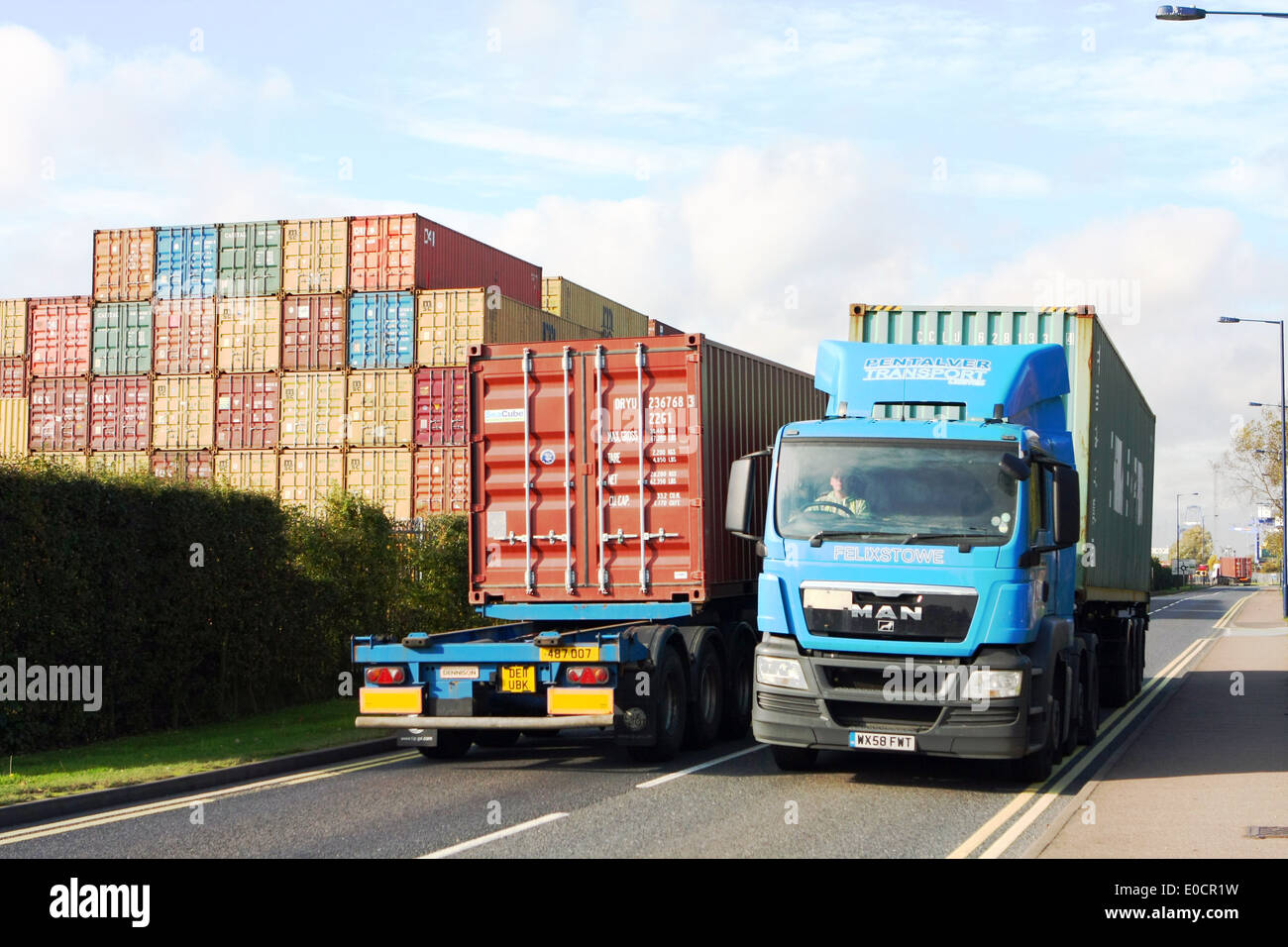 Yellow hgv articulated lorries High Resolution Stock Photography and ...