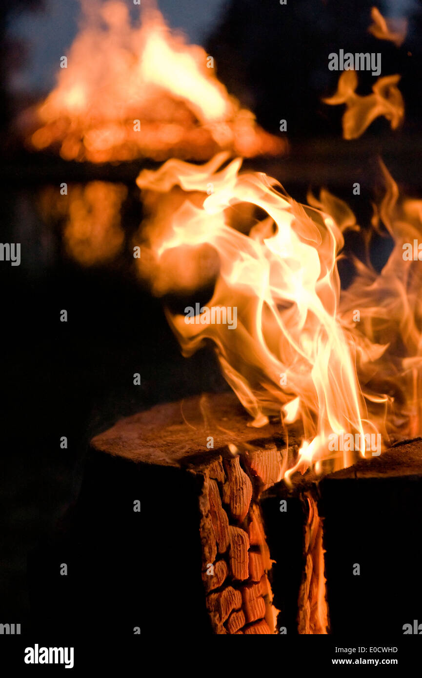 Swedish fire, heat source from a vertical, burning log, Bavaria ...