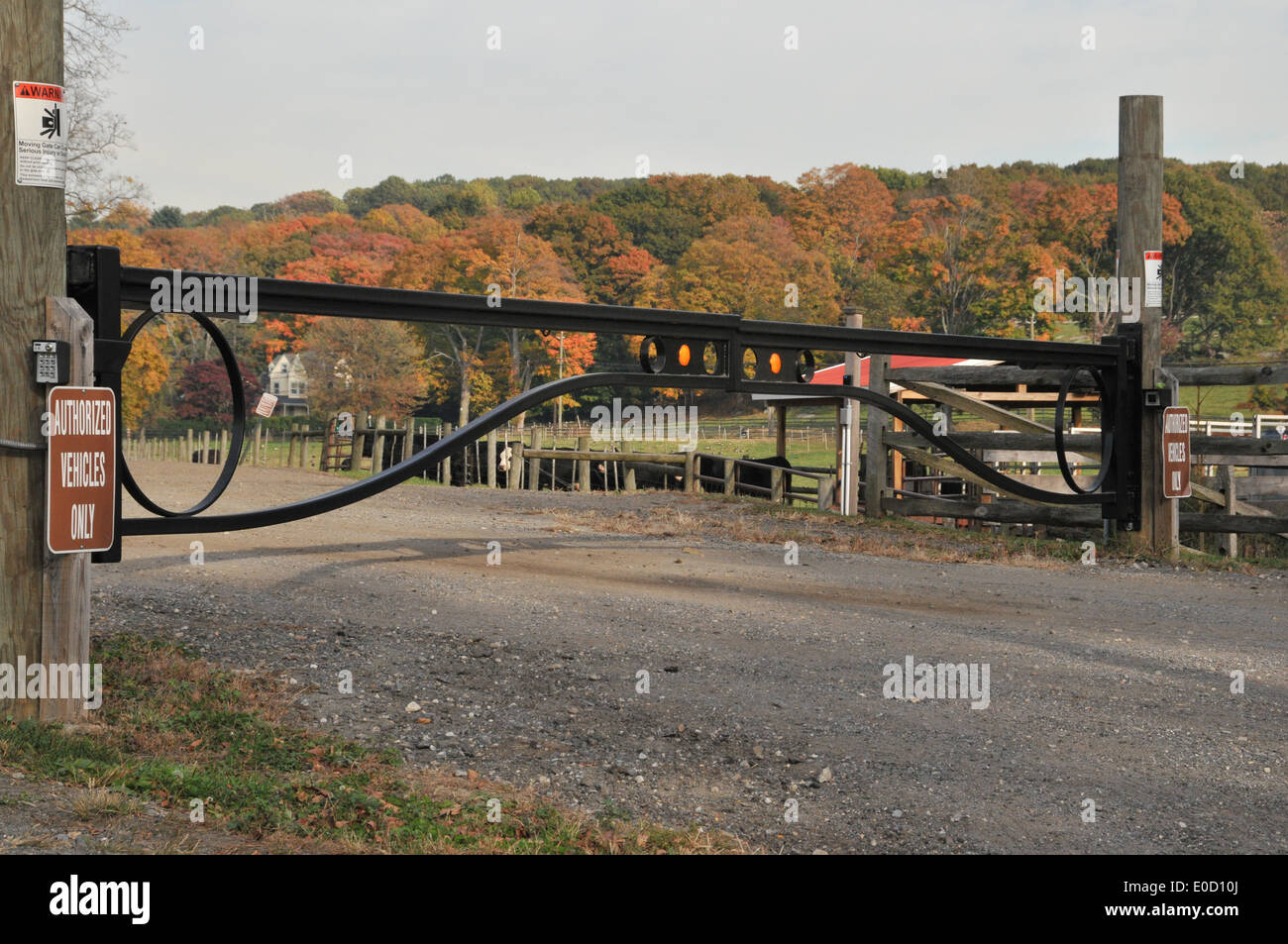 Authorized vehicles only sign hi-res stock photography and images - Alamy