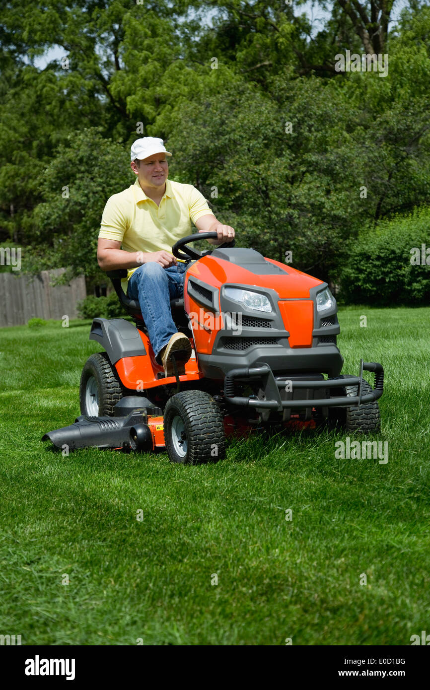 Man Lawn Mower High Resolution Stock Photography and Images - Alamy