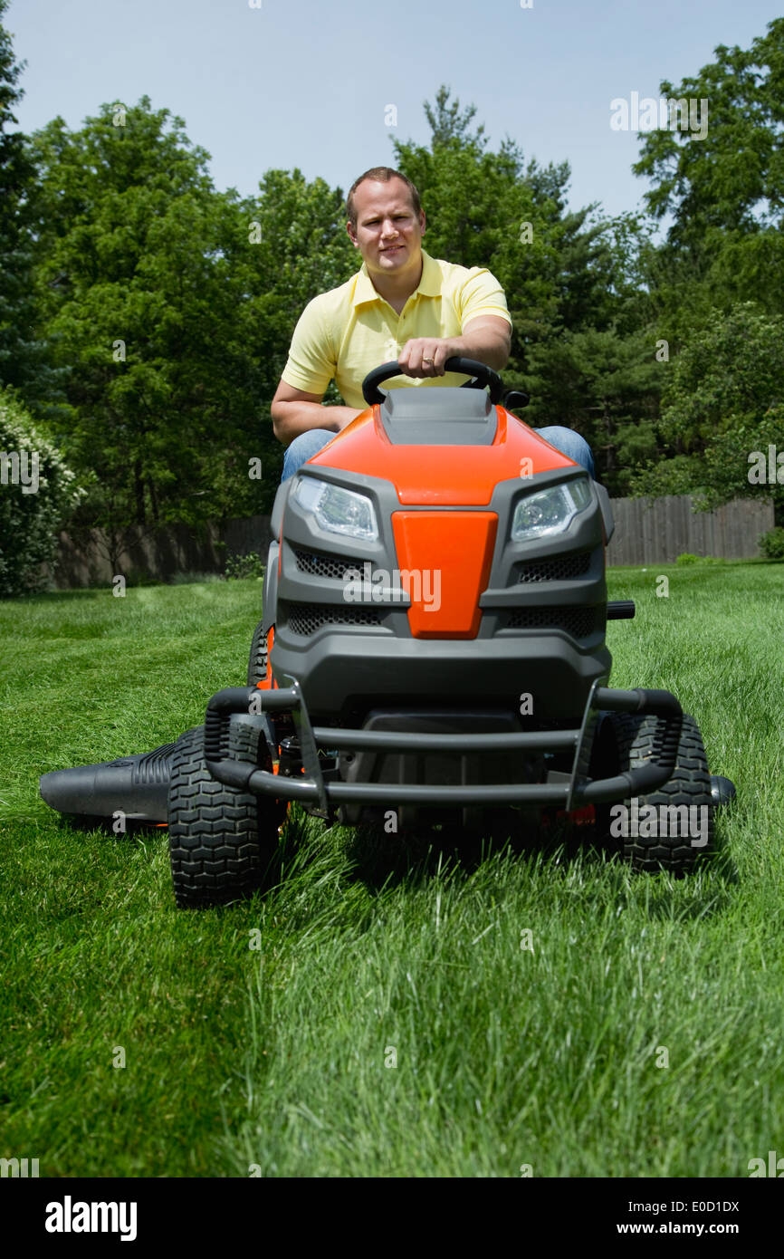 Man lawn mower hi-res stock photography and images - Alamy