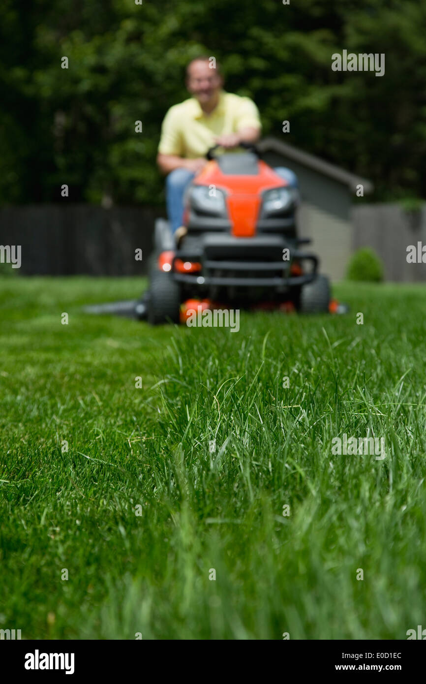 Man lawn mower mowing hi-res stock photography and images - Alamy