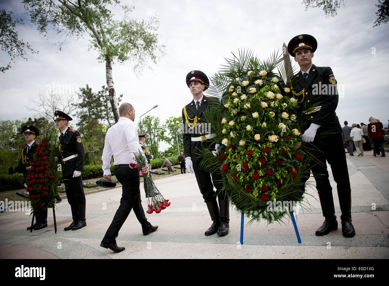Odessa, Ukraine. 9th May, 2014. Soldiers stand still at the Tomb of ...