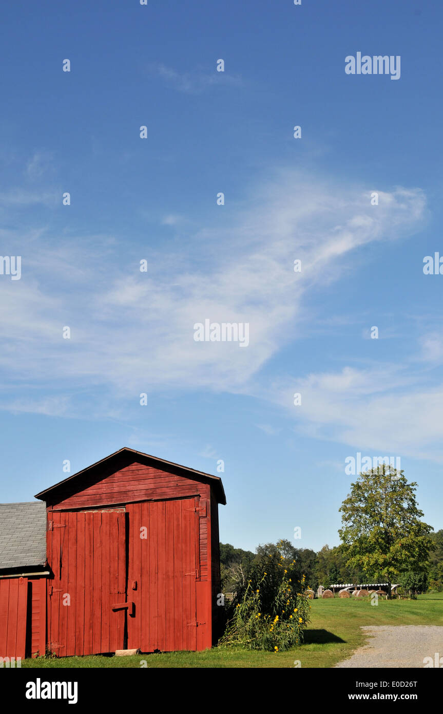 Cartoon red barn hi-res stock photography and images - Alamy