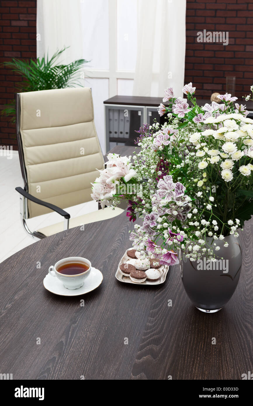 bouquet of flowers on a desk at modern office Stock Photo - Alamy