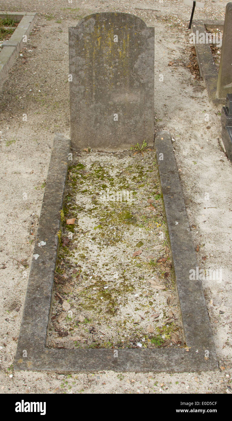 Statue on grave eerie hi-res stock photography and images - Alamy