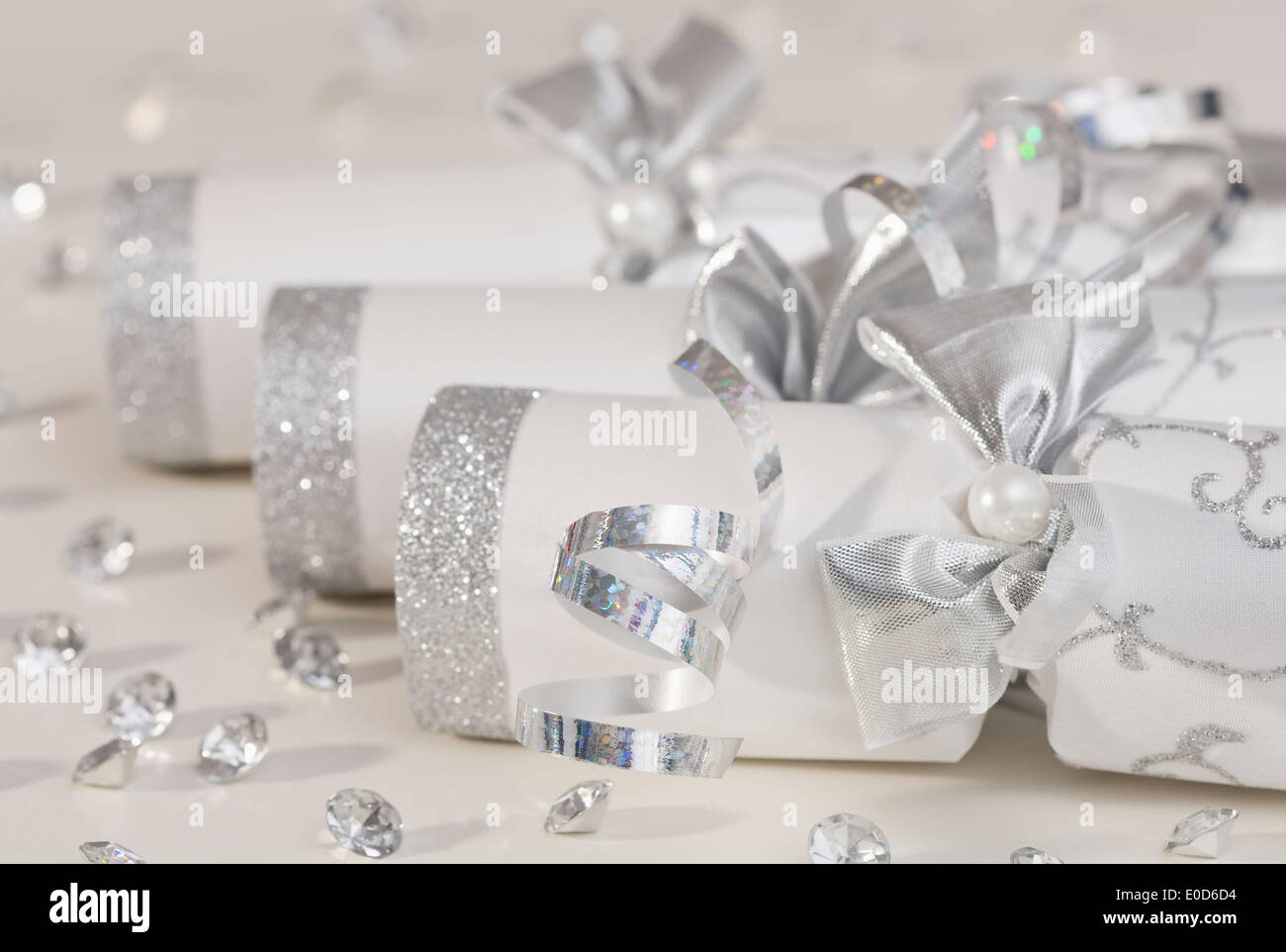 Silver christmas cracker hi-res stock photography and images - Alamy