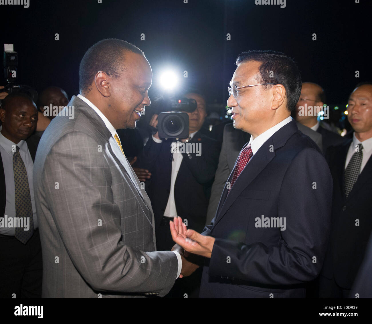 Nairobi, Kenya. 9th May, 2014. Chinese Premier Li Keqiang (R) and his ...