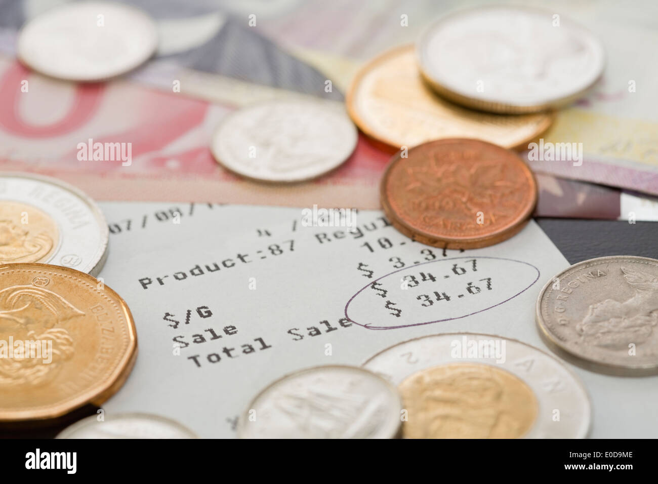 Restaurant receipt and money Stock Photo - Alamy