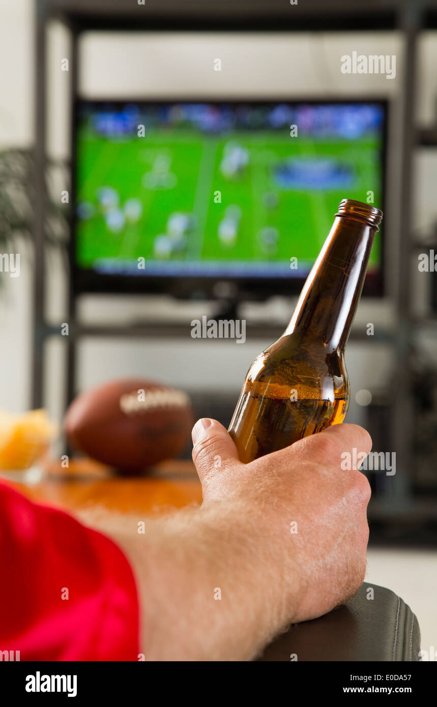 Man watching tv beer hi-res stock photography and images - Alamy