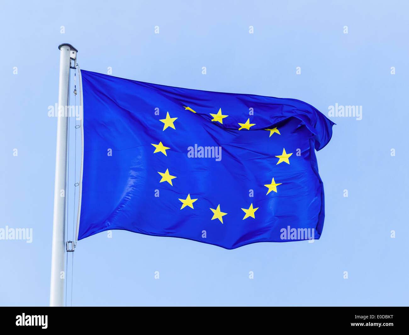 The flag of the European Union blows in the wind. EU flag, Die Flagge ...