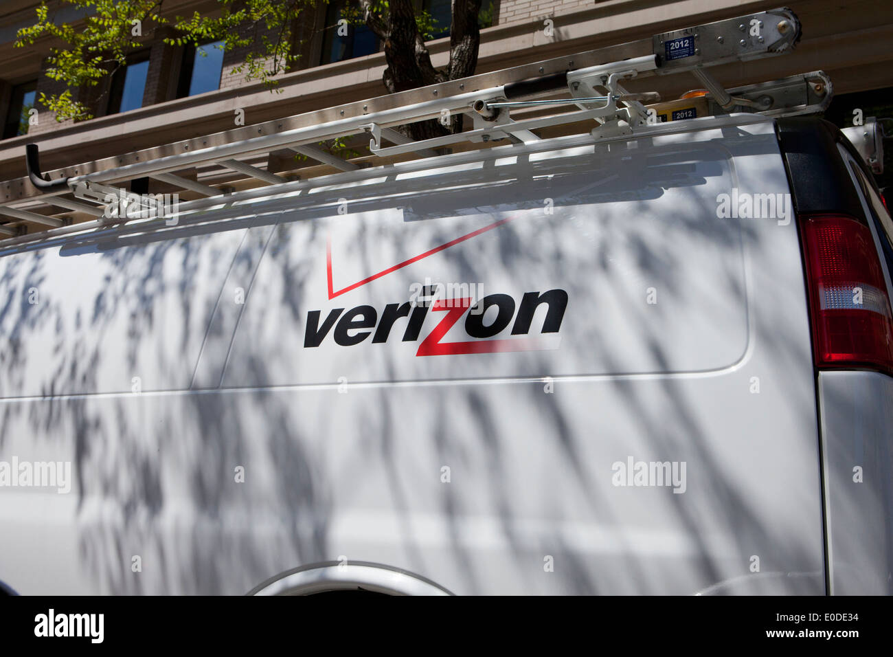 Verizon service truck hi-res stock photography and images - Alamy