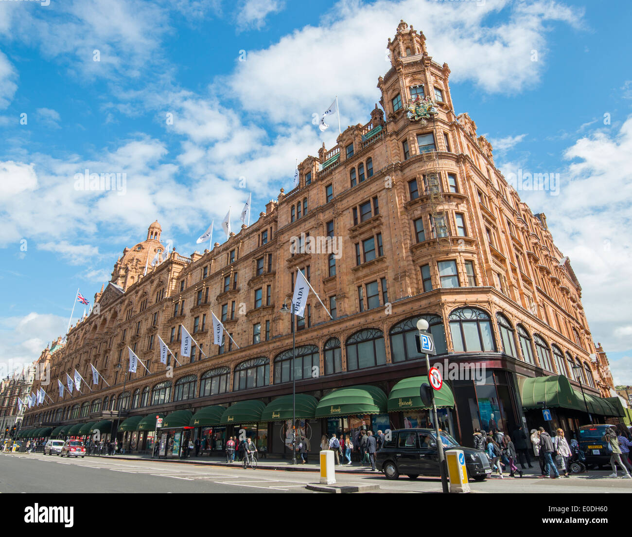 Harrods exterior hi-res stock photography and images - Alamy