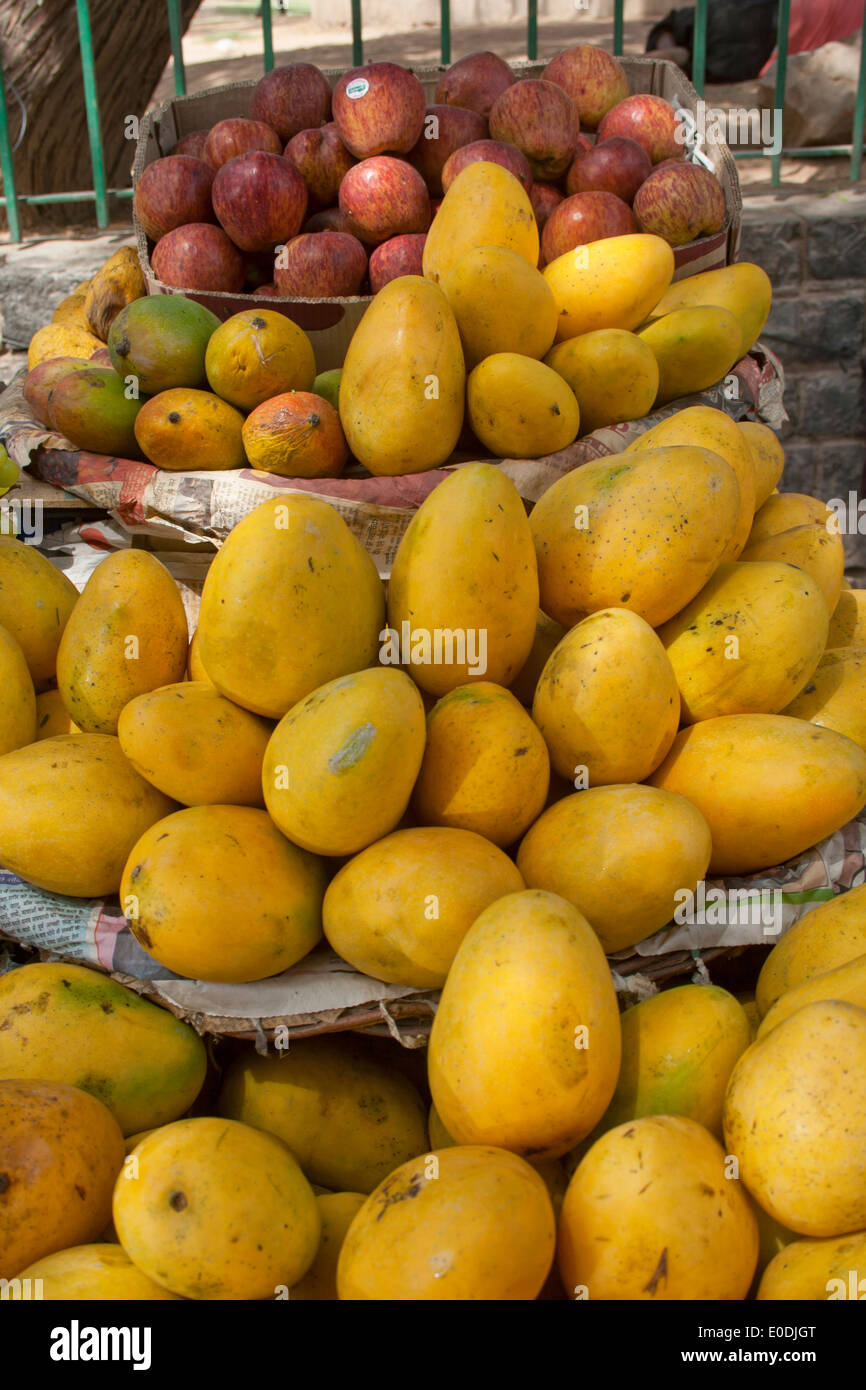 Mangoes in an outdoor market Stock Photo - Alamy